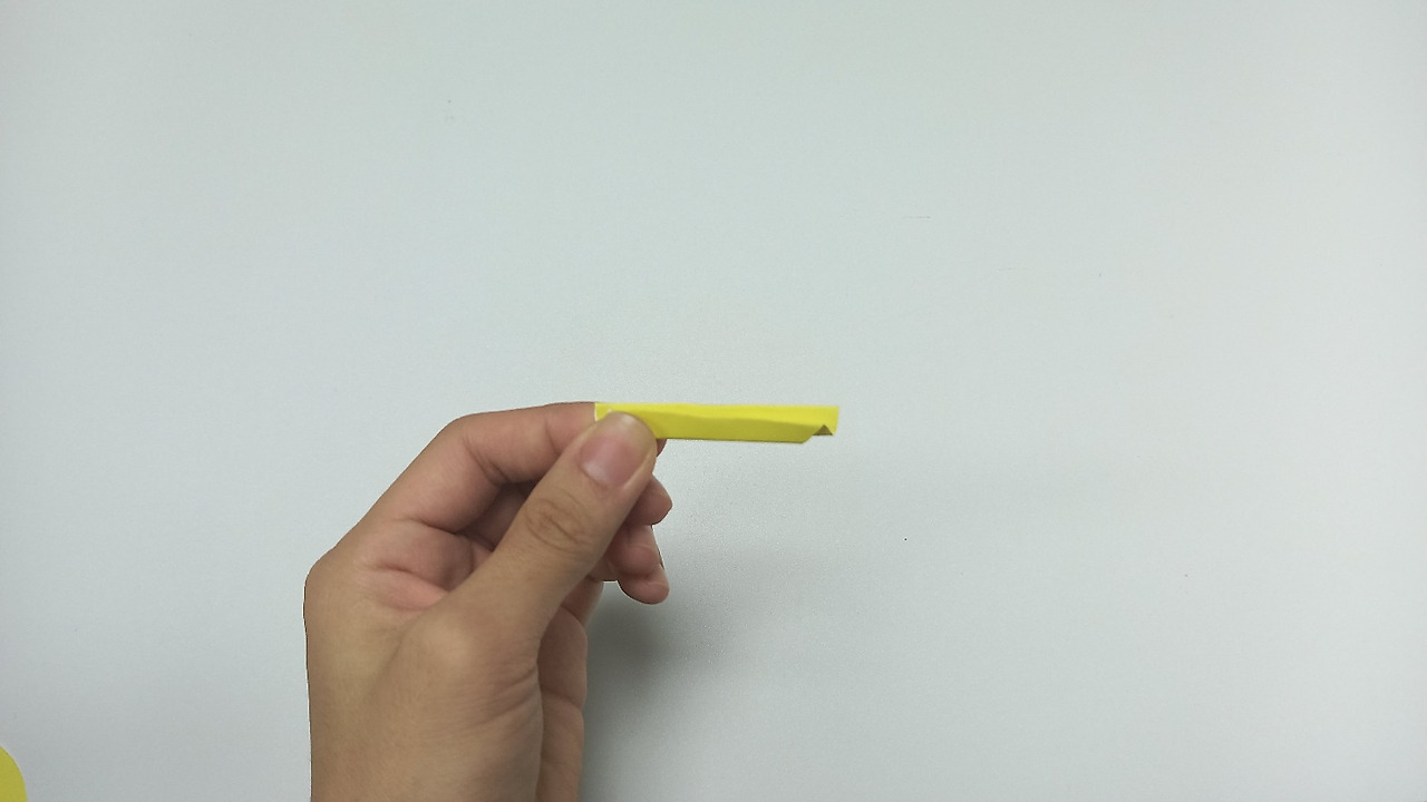 2. 동그라미를 3번 접어 지그재그로 만들어 줍니다.