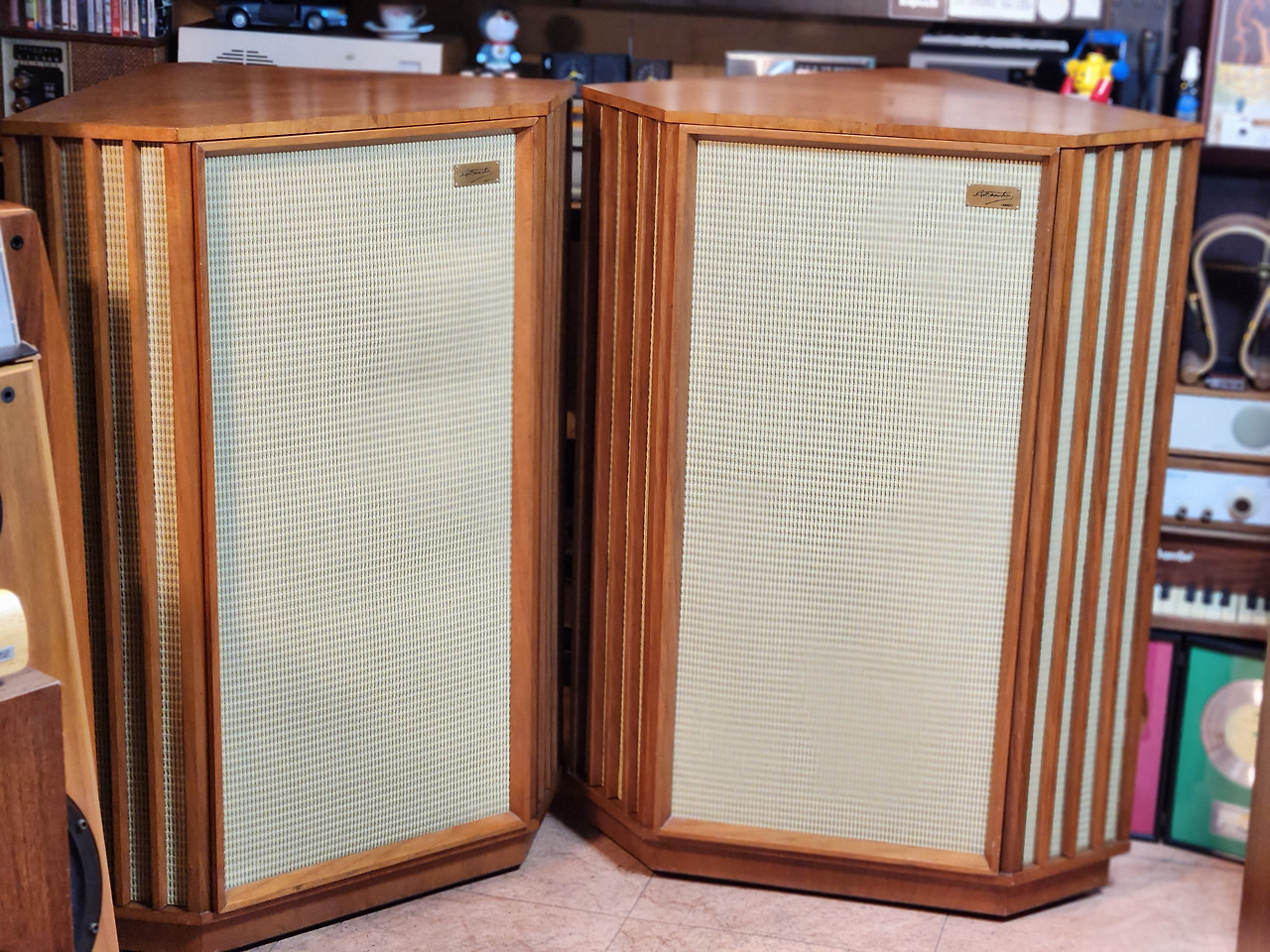 보기드믄 영국 Tannoy 탄노이 사의 Red Monitor 레드 모니터 12 빨간배꼽 스피커 입니다 제일케이스 Grf