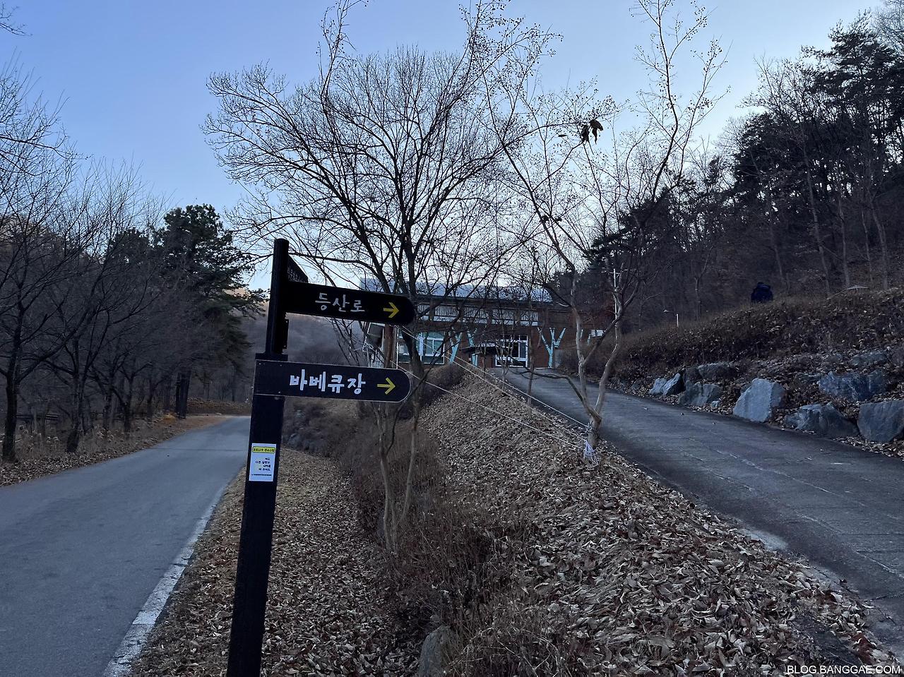 청주 상당산성 자연휴양림 숲속의집 아까시나무와 상당산성 등산로