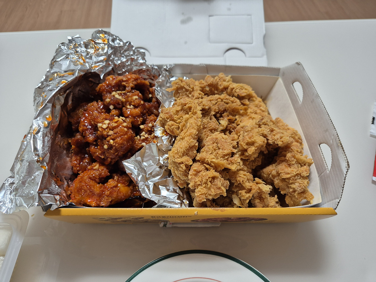 BBQ 황금올리브 속안심 양념반 후라이드반 진짜맛남