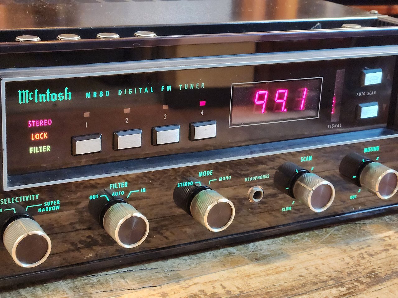 미국 Mcintosh 맥킨토시 사의 튜너명기 Mr 80 아날로그디지털 튜너 입니다 A급 220v Stock Out