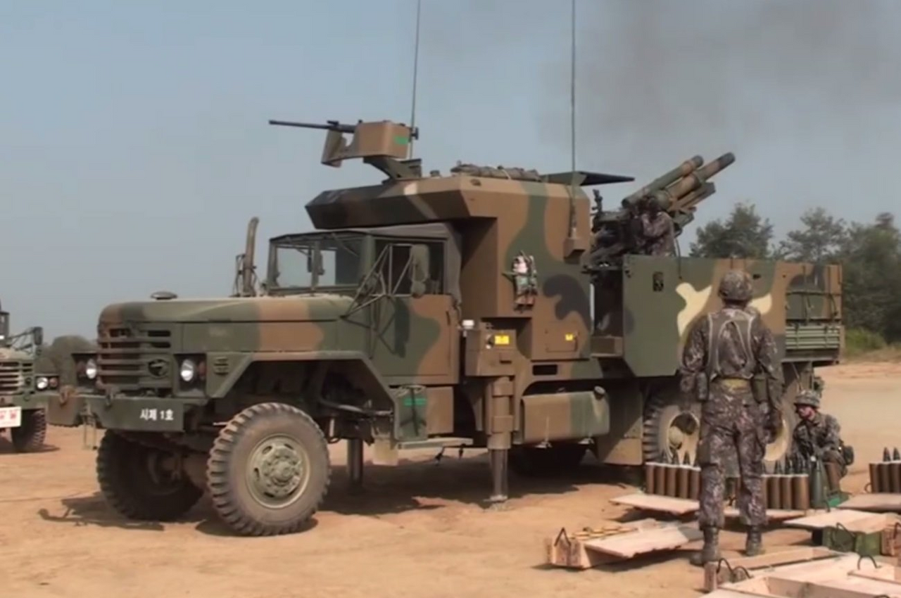 한국 6.25전쟁 말기 대전역의 미군 M2A1 105mm 곡사포 수송 화물열차 - U.S Army M2A1 105mm ...