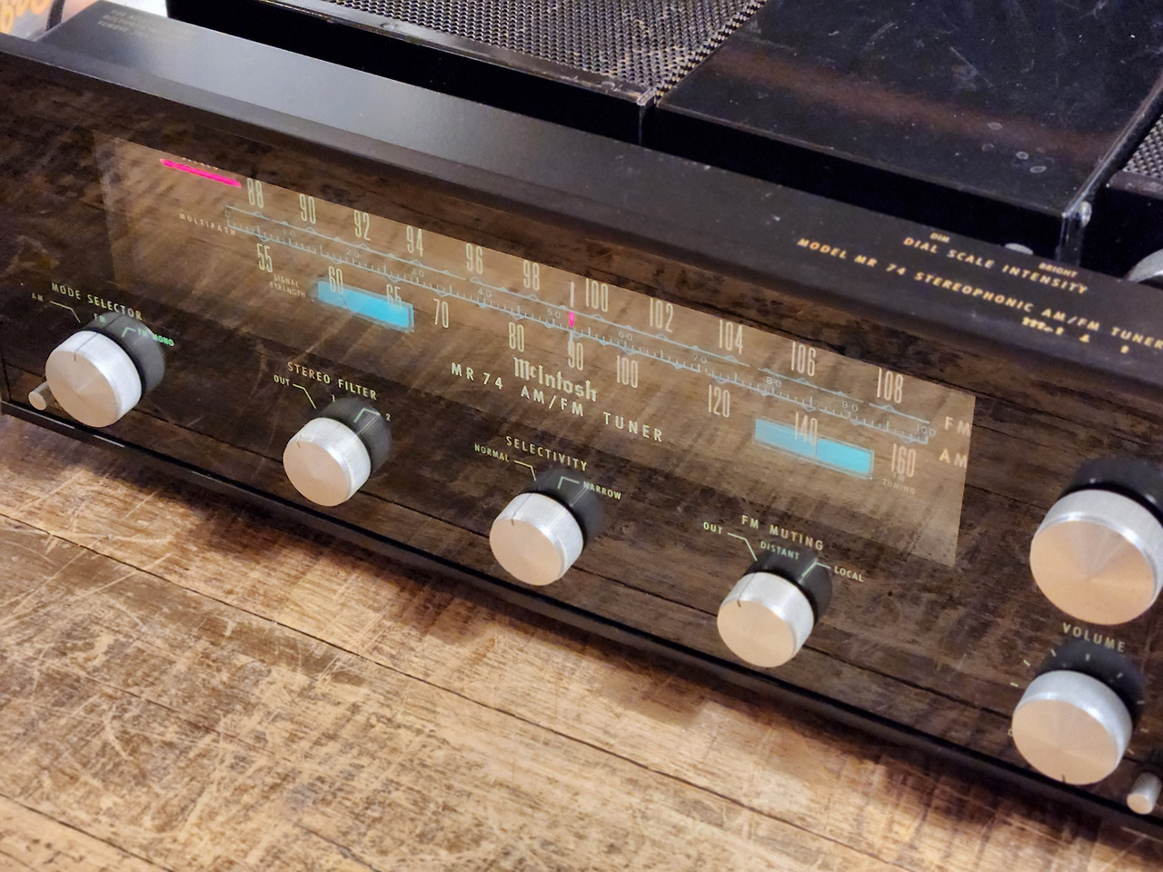 Mcintosh 맥킨토시 Mr 74 트렌지스터 아날로그 튜너 입니다 기능 문제가 있는제품 사용문제없음 외장a급 Stock Out