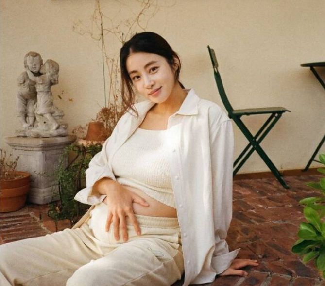 강소라의 자연미 넘치는 만삭 화보 편안한 블라우스와 조거 팬츠의 매력