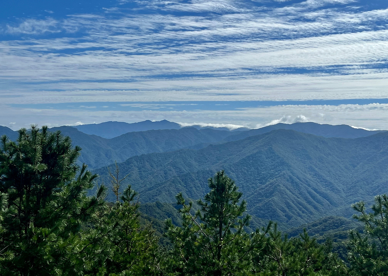 백두대간 횡단 고개, 정령치에서 본 지리산 풍경