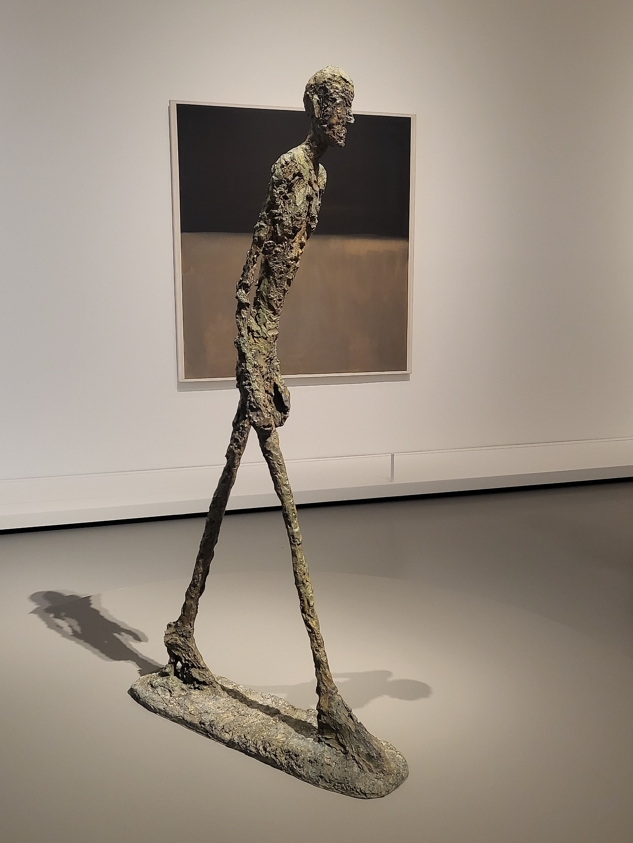 캔버스에 스며든 비극의 블랙