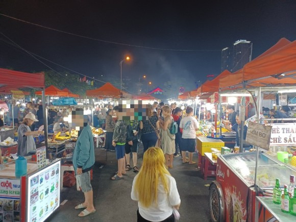 선짜 야시장에서 현지 가이드가 전하는 말
