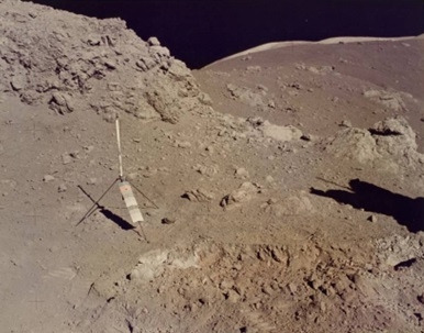 다누리가 다가선 달: 달 암석과 자원