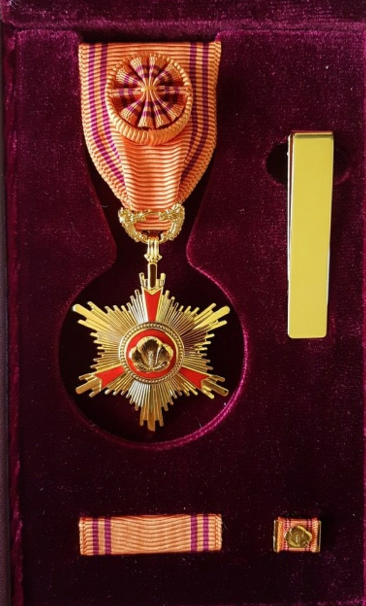 어머님 영전에 바치는 훈장