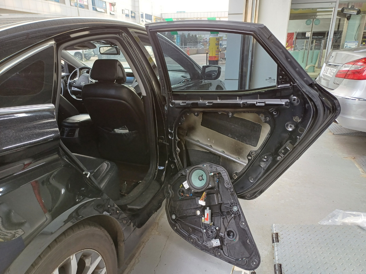 그랜저hg 자동차 문 잠금장치 작동 안됨 Hg 그랜저 차 문이 잠기지 않거나 열리지 않음 자동차 문 잠금장치 고장 수리 차 문이 잠겨서 열리지 않는 고장 수리자동차