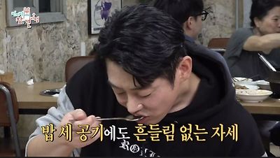 더쿠 - 테이와 매니저가 1인1상으로 먹은 매운탕닭볶음탕