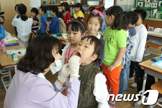 학생 치아에 불소 입힌다유치원생서 고등학생까지