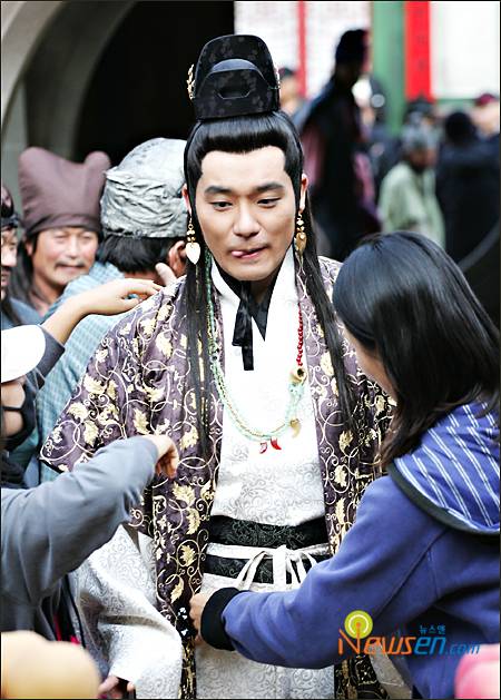 포토엔 혀 쏙 내민 연개소문 이태곤 장가가는 날 쑥쓰러워라