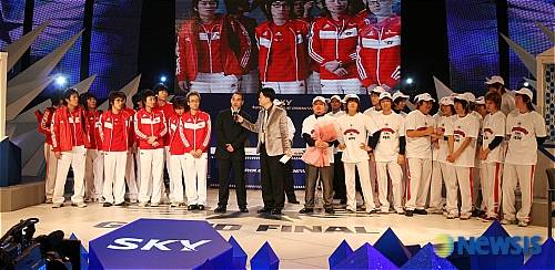 축하의 말 건네는 T1의 주훈감독