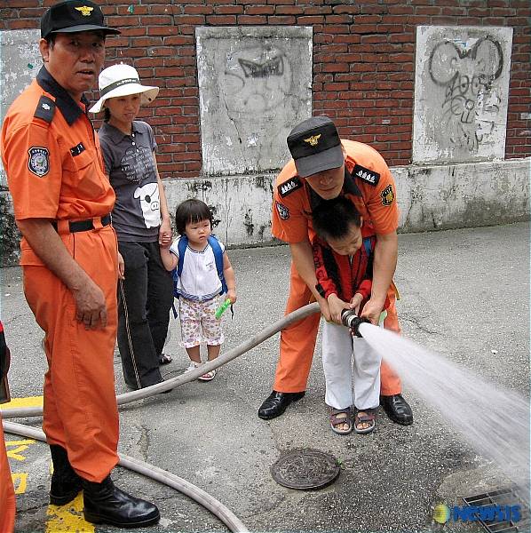 성동소방서 구민들과 비상소화전 점검 훈련