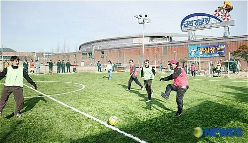 부산 금정체육공원 미니 축구장 조깅로 등장