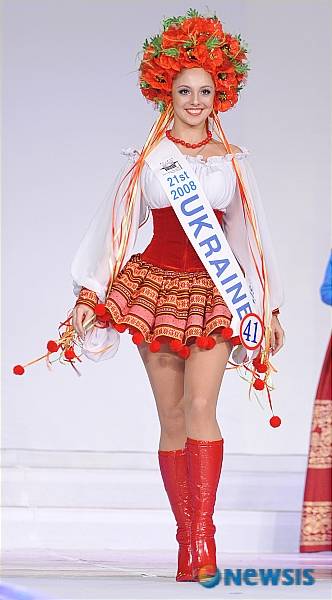 숲속의 요정 같은 신비로운 우크라이나 전통의상