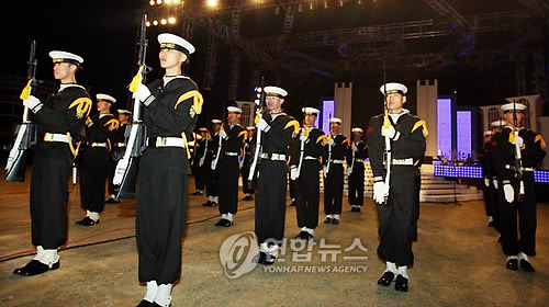 진해군항제 개막경례하는 해군의장대