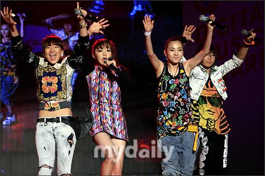 [MD포토] '여자빅뱅' 2NE1, '손 높이 들어봐!'