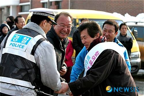 경찰과 악수하는 엄기영 전 Mbc 사장