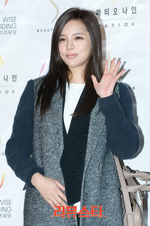 포토 강성연 김가온 결혼식 박시연 신혼의 재미에 푹 빠진 새신부