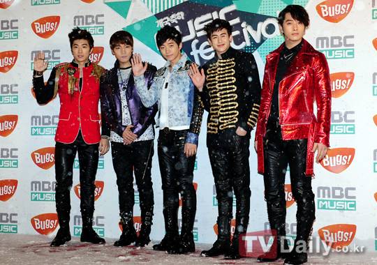 [TD포토] MBC뮤직페스티벌 투피엠, '추위에 식스팩도 숨었네~'