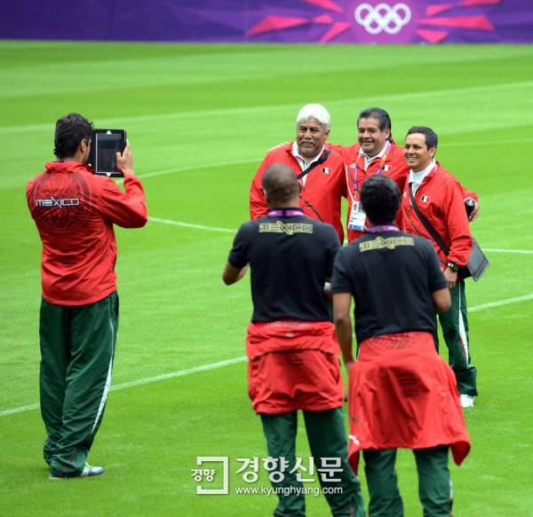 경향포토 기념촬영하는 멕시코 축구 대표팀