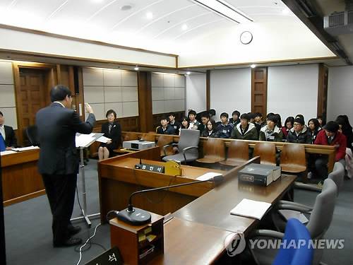 중학생들 그림자 배심원 재판 체험
