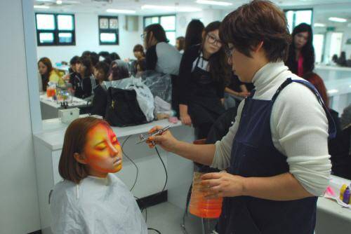정화예술대학 학생들 미용 퍼포먼스팀 주목