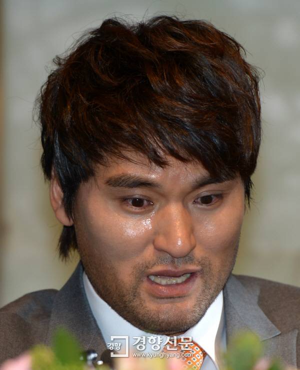 [경향포토]눈물 끌썽이는 박찬호