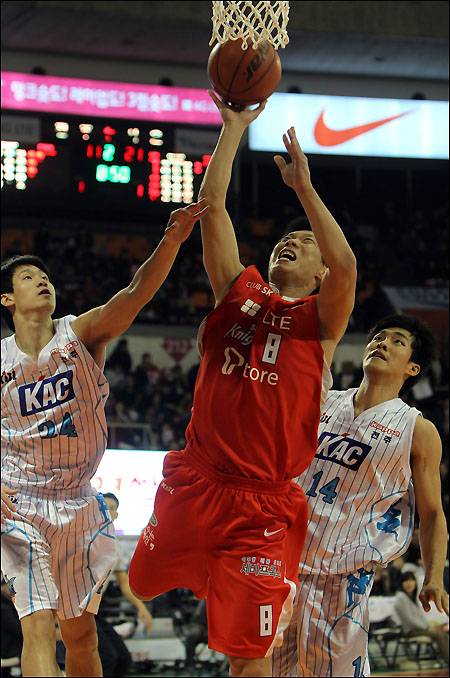 SK, KCC 손쉽게 꺾고 6연승 행진.. 단독선두