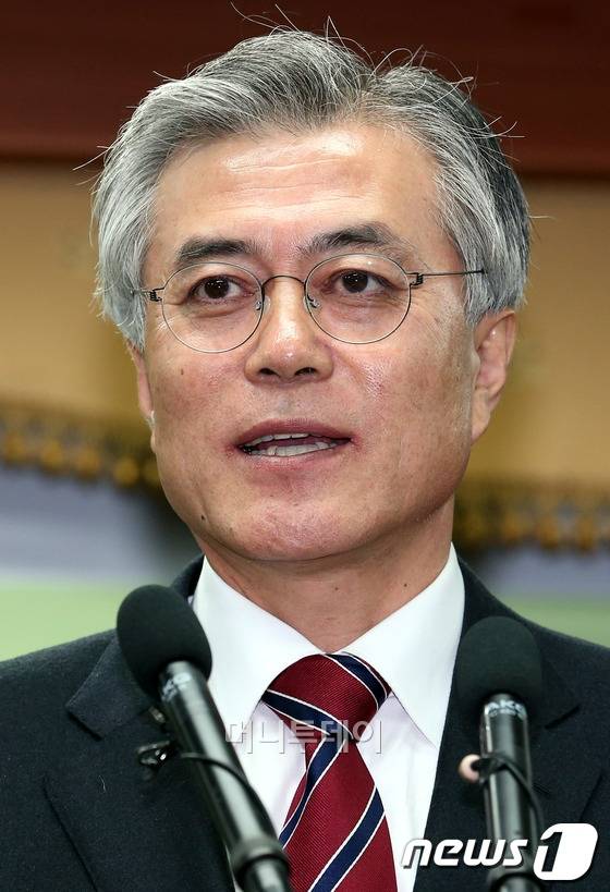 대선 패배후 한 달 바람잘 날 없는 文