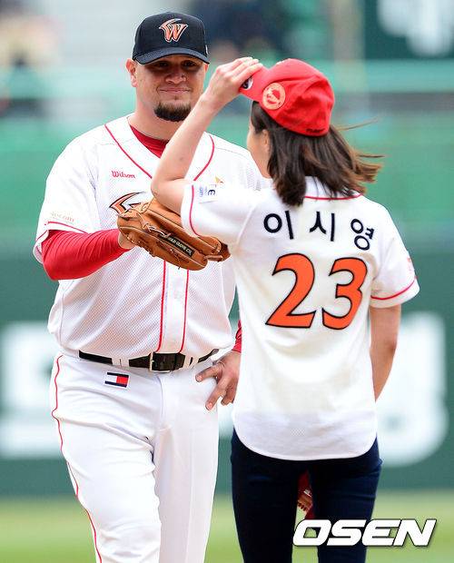 [사진]레이예스, '이시영 바라보며 흐뭇'