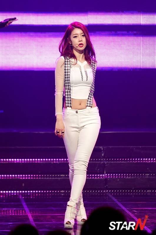 포토 걸스데이 소진 노출패션으로 파워 워킹