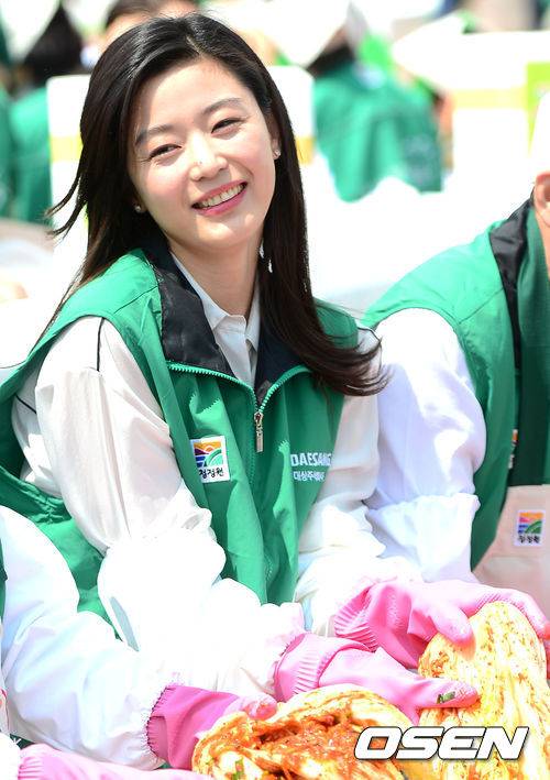 [사진]전지현, '김치 들고 수줍게 미소'