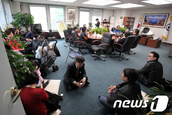 사진 구청장실 점거한 전농동 재개발 주민들