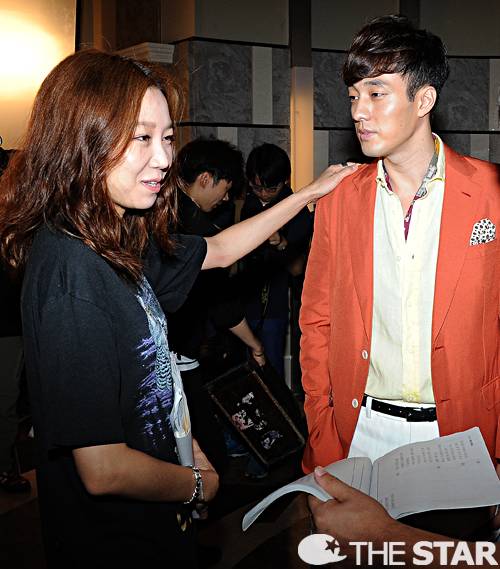 포토 소지섭 어깨에 손 올린 공효진 든든한 우리 오빠