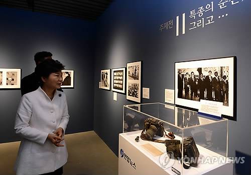부서진 카메라 보는 박 대통령