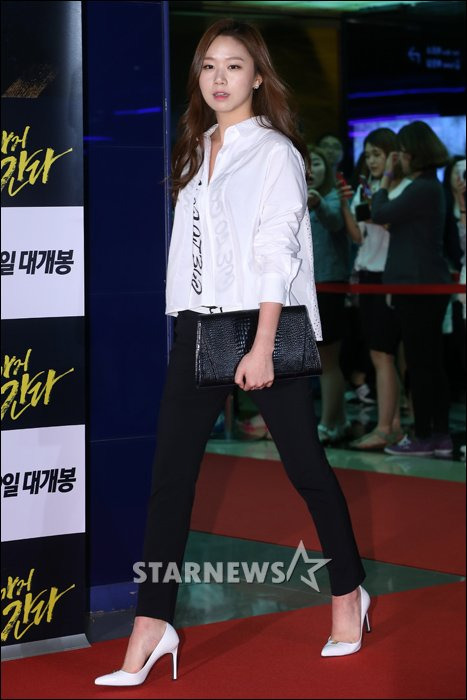 포토 고성희 스키니 각선미 뽐내며