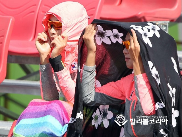 【포토】얼굴 가린 한국여자 비치발리볼 선수들