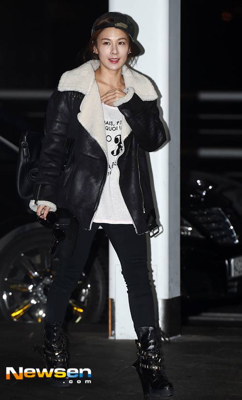 포토엔 채연 이른 아침부터 공항 빛내는 미모와 몸매