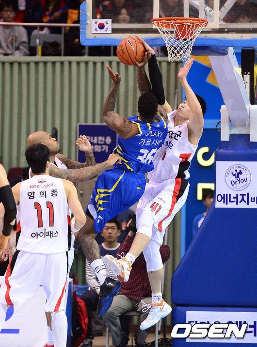'오세근 골밑장악' KGC, 삼성 6연패 몰았다