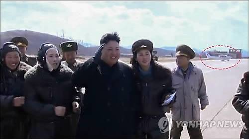 북한 김정은 뒤에 미국산 비행기