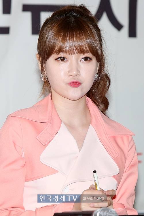 포토 나인뮤지스 금조 입술 삐죽 뭘해도 귀여운 막내