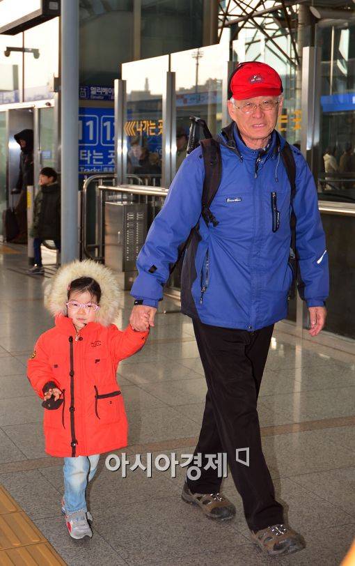 포토 할아버지 손 꼭 잡고