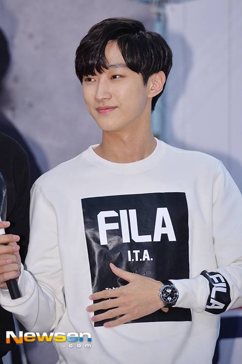[포토엔]B1A4진영 '공손한 자세'