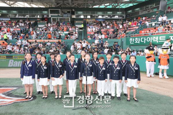 경향포토 한화 이글스파크에 울려 퍼진 광복70주년 애국가
