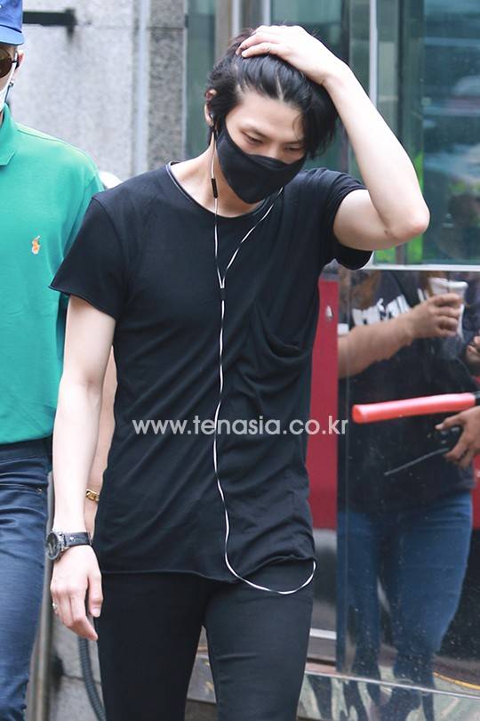 Tenphoto 빅스 레오 온 몸에서 뿜어져 나오는 섹시 카리스마 뮤직뱅크 출근길