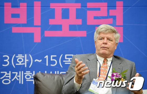 취재진 질문에 답하는 데이븐포트