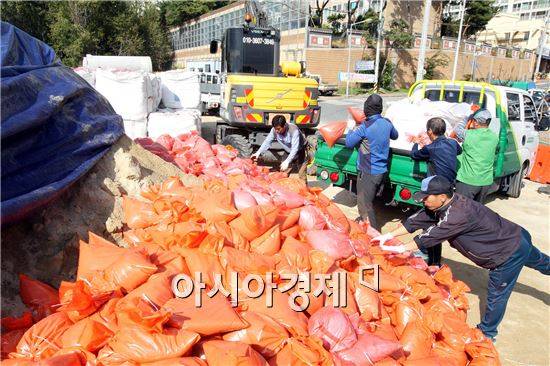 포토 광주시 북구 겨울 폭설 대비 염화칼슘 준비